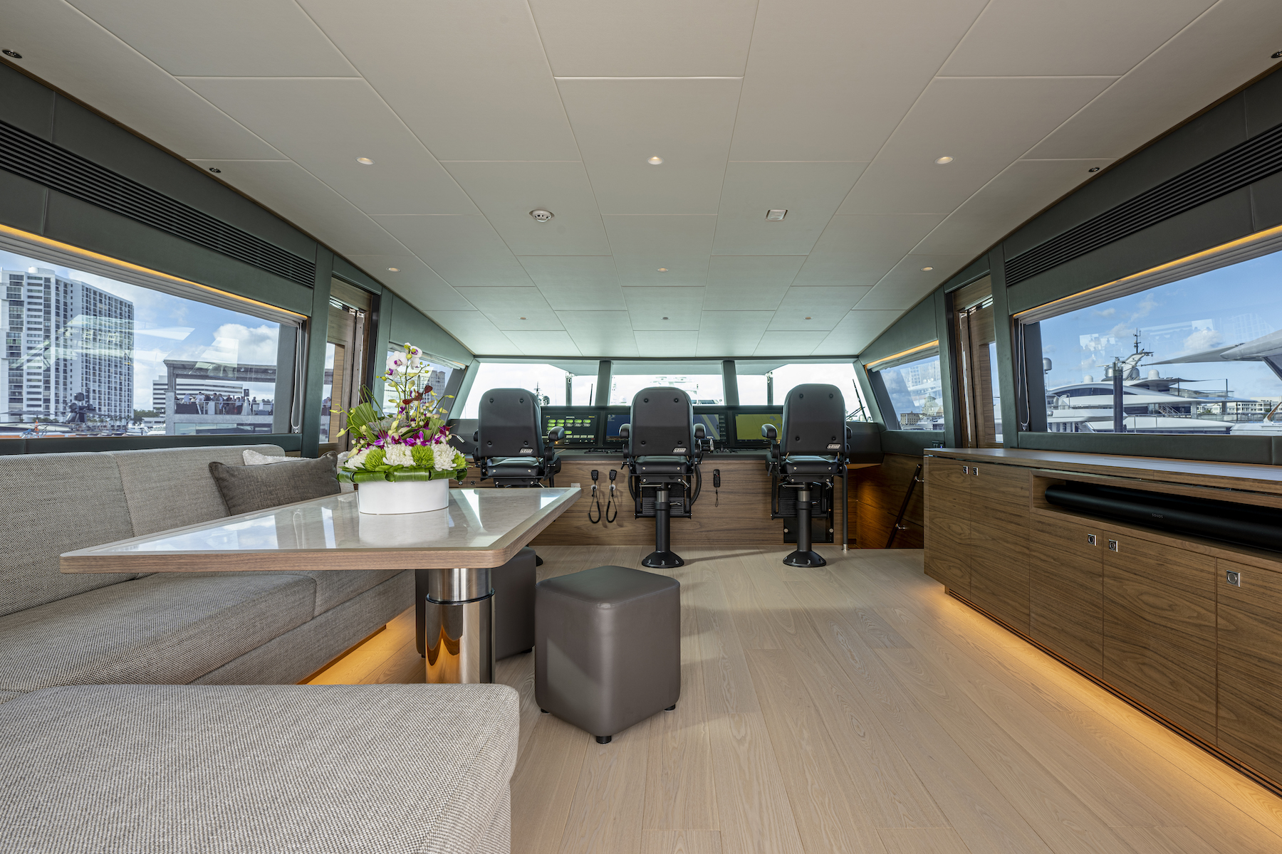 Yacht ISSIMO, Horizon FD 100 Skyline | CHARTERWORLD Luxury Superyacht ...